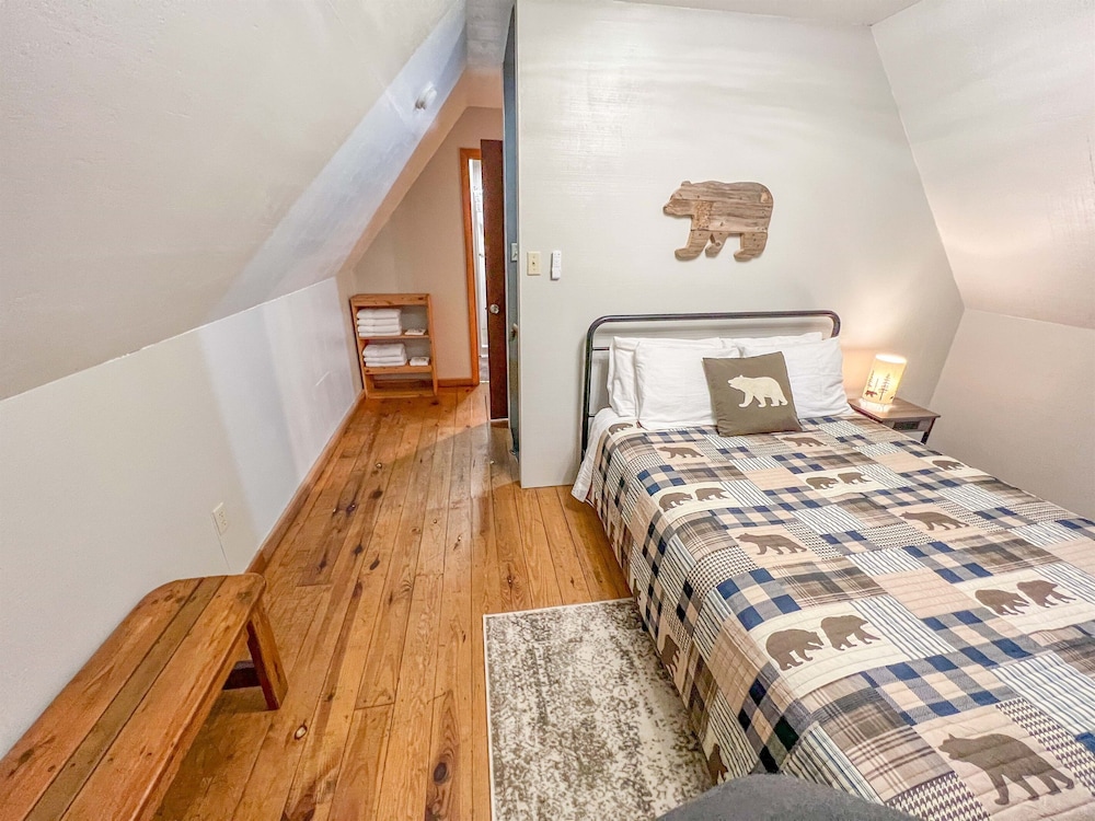 Cabin 4 - Riverfront W/ Hot Tub & Gas Fireplace! No Hot Tub After August 1st - Cherokee, NC
