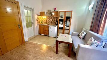 Chaleira elétrica, talheres/pratos/utensílios de cozinha