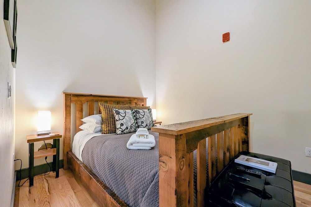 Cozy Hotel-style Interior Queen Room - Seven Springs Vineyard, Salem