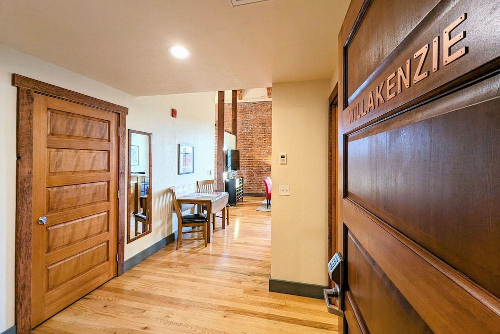 Renovated Historic Building With Comfort In Mind - Seven Springs Vineyard, Salem