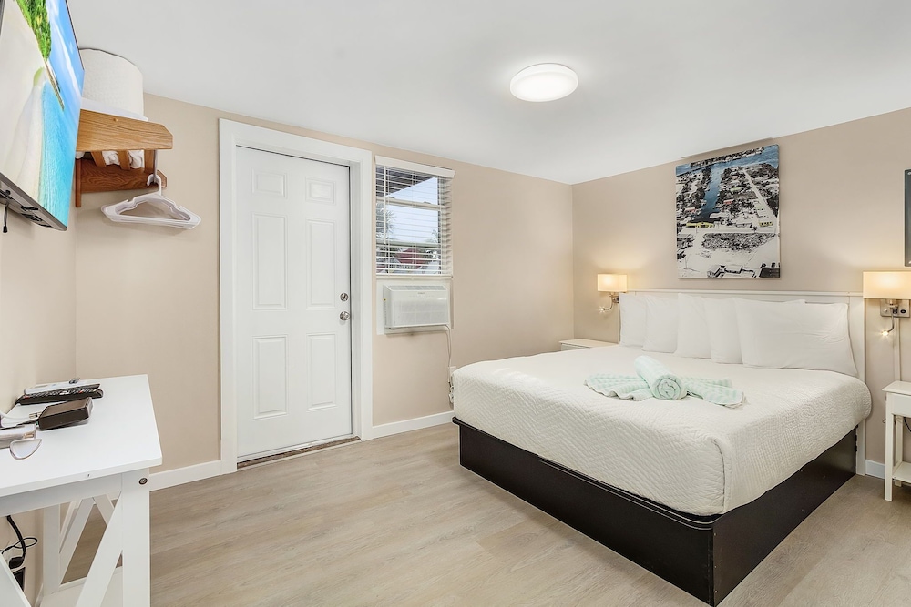 1030 Cabana Azul Charming 1br Cottage Near Times Square & Beach - Fort Myers Beach, FL