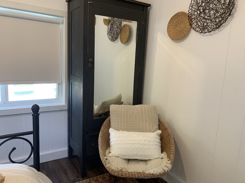 Cozy Family Cottage Steps Away From Lake Erie & A Quick Drive To Point Pelee. - Leamington