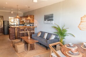 Apartamento Superior, 2 quartos, 2 casas de banho, no rés do chão | Sala de estar | Smart TV de 32 polegadas com canais digitais 