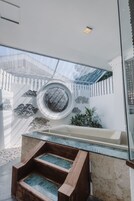 Suite Jacuzzi Room | Casa de banho | Um polibã, um secador de cabelo, roupões, chinelos