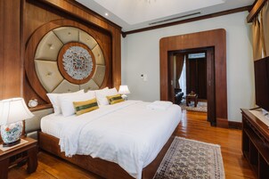 Suite Jacuzzi Room | Minibar grátis, cofre no quarto, com decoração personalizada