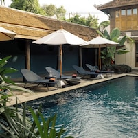 Piscina exterior, guarda-sóis