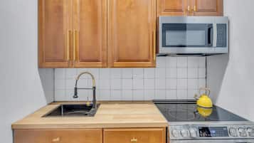 Estúdio Comfort | Cozinha partilhada | Um micro-ondas, uma torradeira, forno de mesa, utensílios de cozinha
