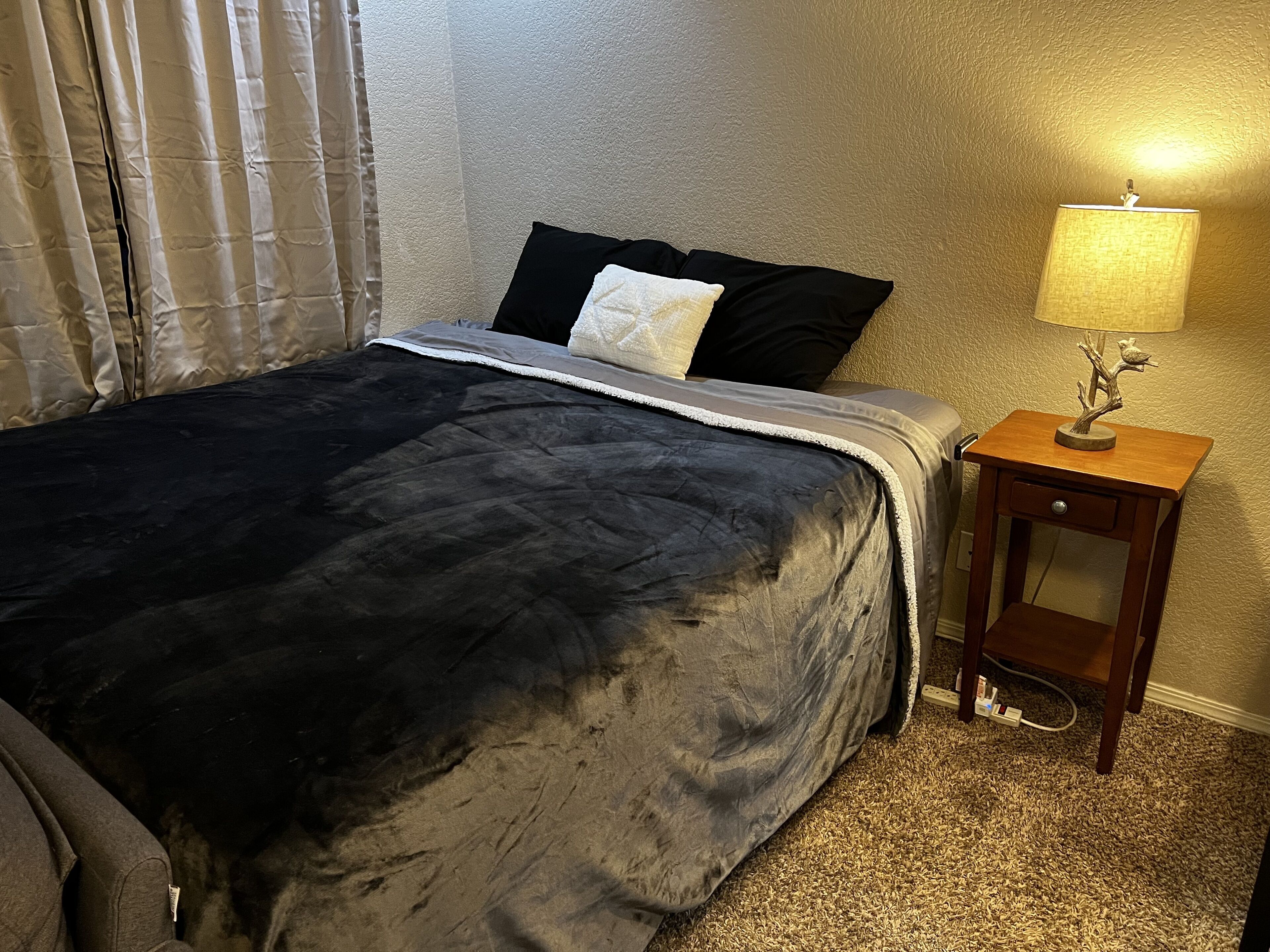 Large Studio: King Bed, Full Kitchen - Rocklin, CA