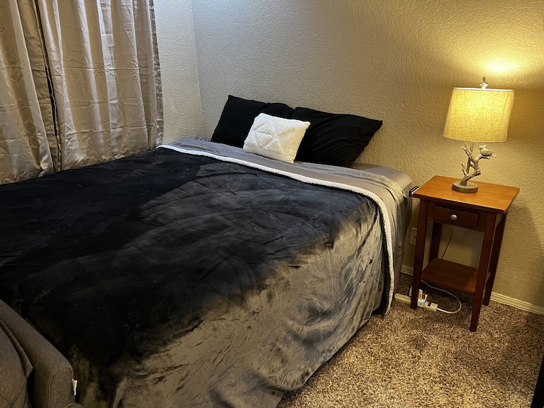 Large Studio: King Bed, Full Kitchen - Rocklin, CA