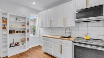 Apartamento Design | Cozinha partilhada | Minifrigorífico, um micro-ondas, um forno, uma placa de cozinha