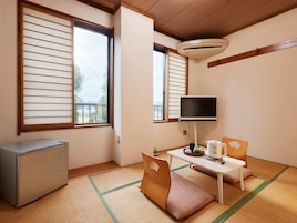 Quarto Twin Tradicional, fumadores, casa de banho partilhada | Secretária, Wi-fi grátis