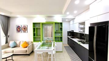 Apartamento de Luxo, 2 quartos | Cofre no quarto, secretária, cortinas/cortinados opacos