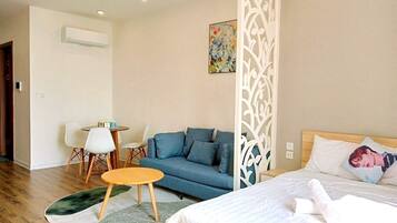 Apartamento Lua de Mel | Cofre no quarto, secretária, cortinas/cortinados opacos