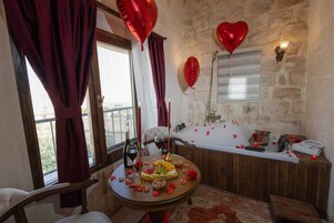 Suite Room with Jacuzzi | Cofres nos quartos, individualmente mobiliados, escrivaninha