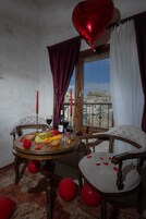 Suite Room with Jacuzzi | Cofre no quarto, com mobília individualizada, secretária 