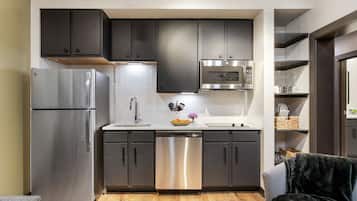 Geladeira, micro-ondas, fogão, cooktop