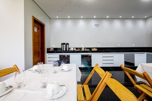 Café da manhã com buffet grátis todos os dias