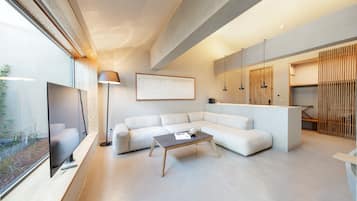 Premium Loft Suite | Área de estar | Smart TV 65 polegadas com canais digitais