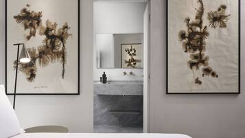 Quarto Clássico | Casa de banho | Um polibã, um chuveiro fixo, artigos de higiene pessoal grátis