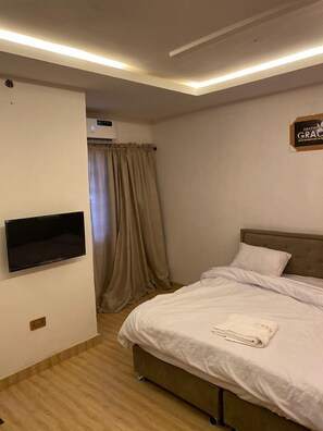 Quarto clássico | Individualmente decorados, individualmente mobiliados, escrivaninha