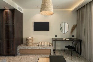 Quarto Deluxe, 1 cama king-size | Cofre no quarto, secretária, cortinas/cortinados opacos 