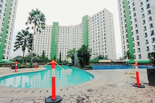 Piscina cercada por edifícios residenciais altos.