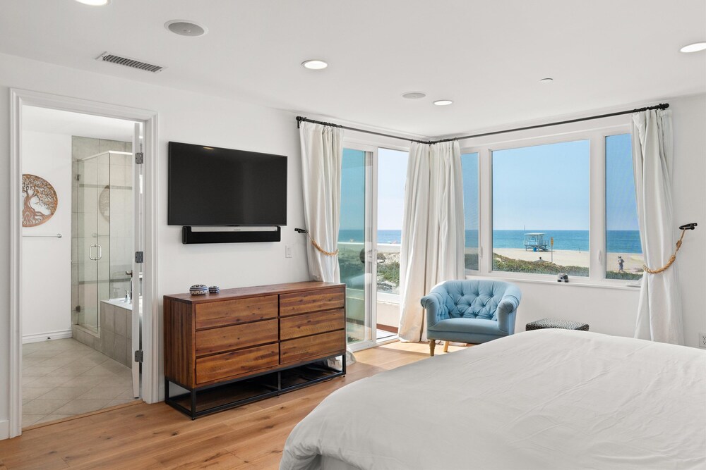 Luxe Beachfront Beauty with easy access to Sofi and LAX - Playa Del Rey ...