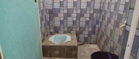 Quarto casal básico | Banheiro | Chuveiro, sabonete