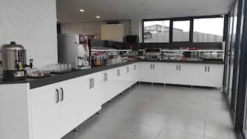 Café da manhã com buffet grátis todos os dias