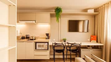 Apartamento | Cozinha privada | Micro-ondas, talheres/pratos/utensílios de cozinha