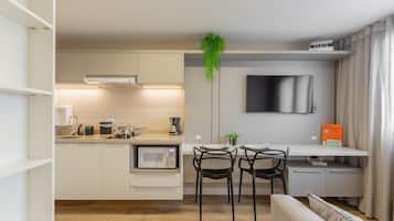 Apartamento | Cozinha privada | Micro-ondas, talheres/pratos/utensílios de cozinha