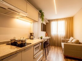 Apartamento | Cozinha privada | Um micro-ondas, utensílios de cozinha 