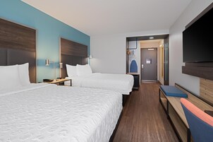 Secretária, cortinas/cortinados opacos, ferro/tábua de engomar 