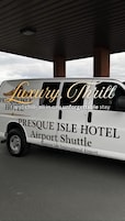 Um serviço de transporte de luxo identificado como Shuttle do Aeroporto do Hotel Presque Isle.