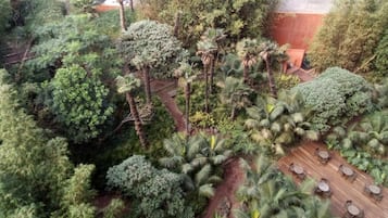 Apartamento, 3 quartos, varanda, vista para o jardim | Terrenos do alojamento