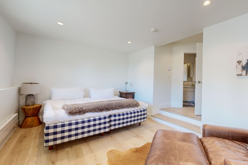 Luxury, Designer Mountain Perch With Amazing Views, Chef's Kitchen & Hot Tub - Vail, CO