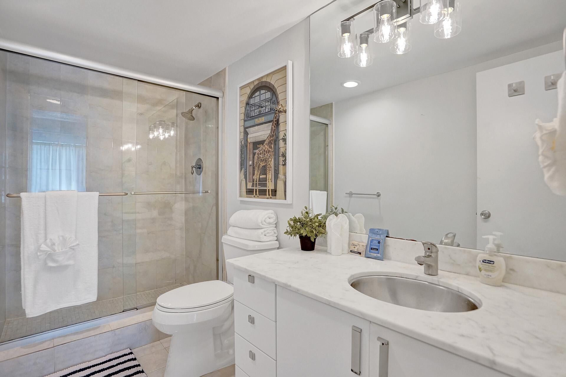 Apartamento design, 4 quartos, vista para o pátio | Banheiro | Sabonete, shampoo, papel higiênico 