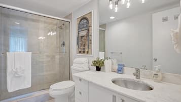 Apartamento design, 4 quartos, vista para o pátio | Banheiro | Sabonete, shampoo, papel higiênico