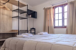 Quarto casal conforto | Roupas de cama premium, frigobar, individualmente mobiliados