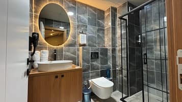 Quarto Quádruplo Familiar | Casa de banho | Um polibã, um chuveiro fixo, artigos de higiene pessoal grátis