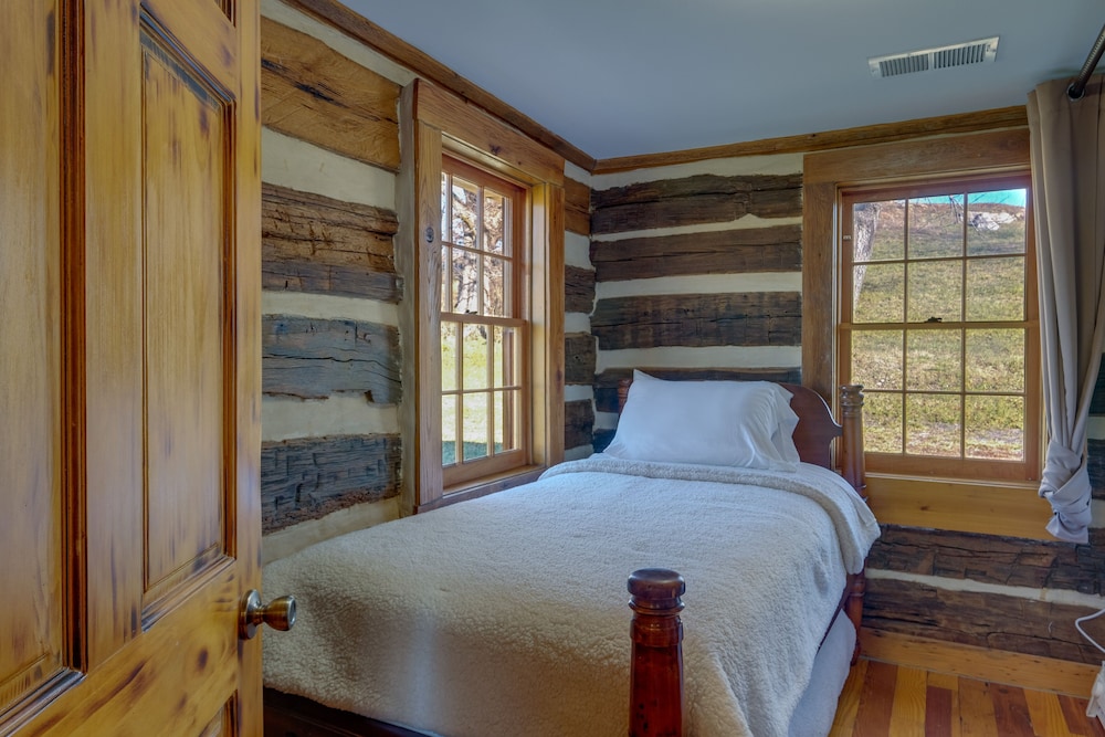 Historical Paris Cabin On Farm W/ Fire Pit! - Delaplane Cellars, Delaplane