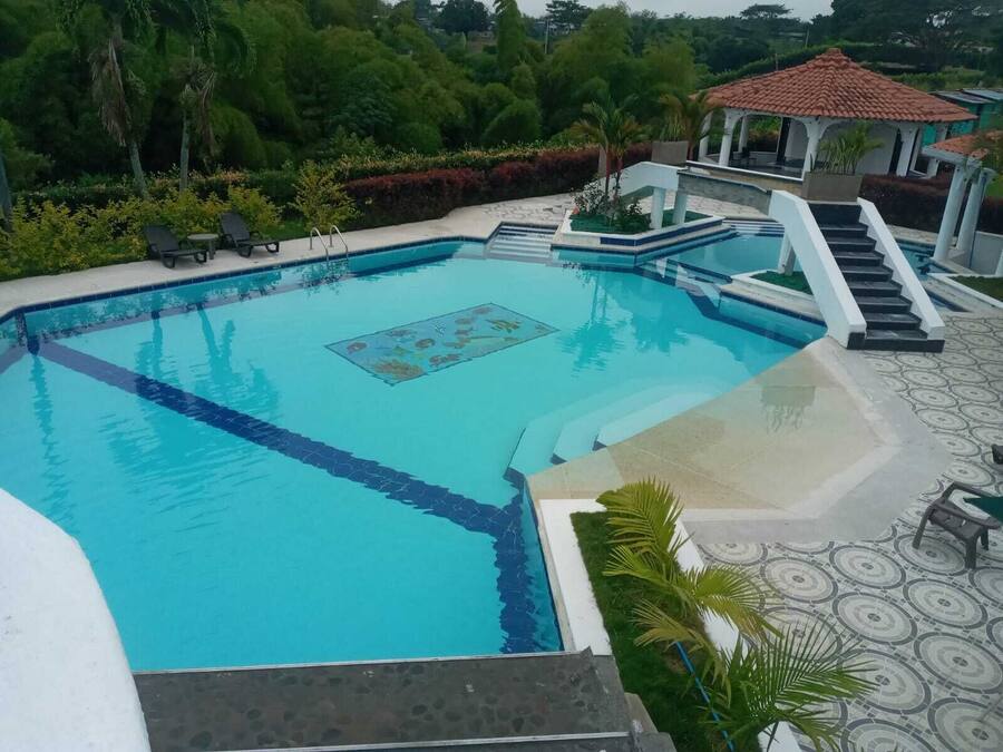 Piscina exterior, da(s) 8:00 à(s) 21:00, guarda-sóis, espreguiçadeiras