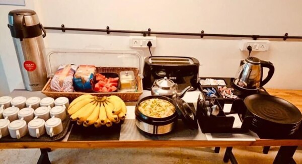 Locomo Hostel Express - Stay Work Eat - Mumbai