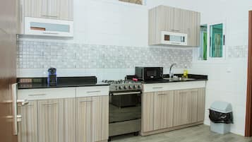 Apartamento Standard | Cozinha privada | Um frigorífico