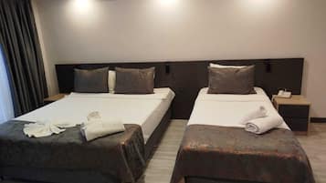 Quarto quádruplo família, 1 quarto | Frigobar, cofres nos quartos, escrivaninha