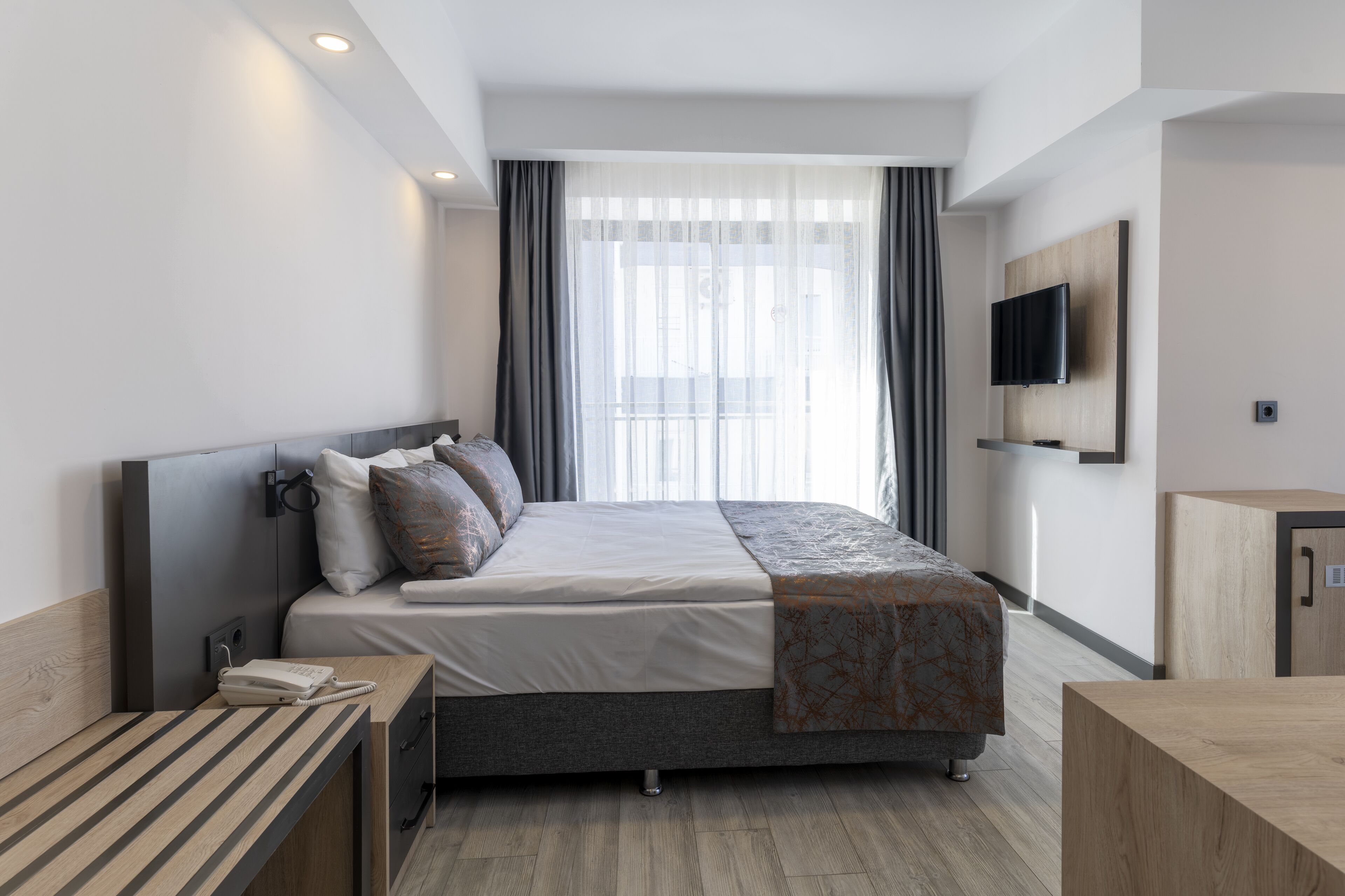 Quarto Triplo Comfort, 1 quarto | Minibar, cofre com capacidade para portátil, secretária 