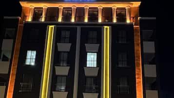 Fachada da propriedade à noite