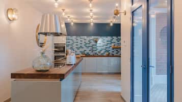 Geladeira, micro-ondas, cooktop