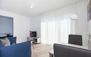 Apartamento Comfort | Sala de estar | Televisor de ecrã plano de 40 polegadas com canais por cabo 
