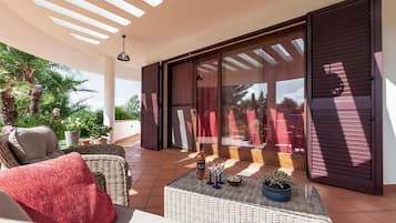Villa Standard, vários quartos, 2 casas de banho (Villa Menhir with pool garden and) | Terraço/pátio interior